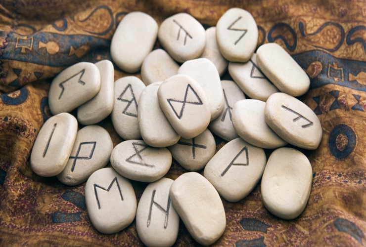 Runas: a origem mística dos símbolos ancestrais e seus significados ...